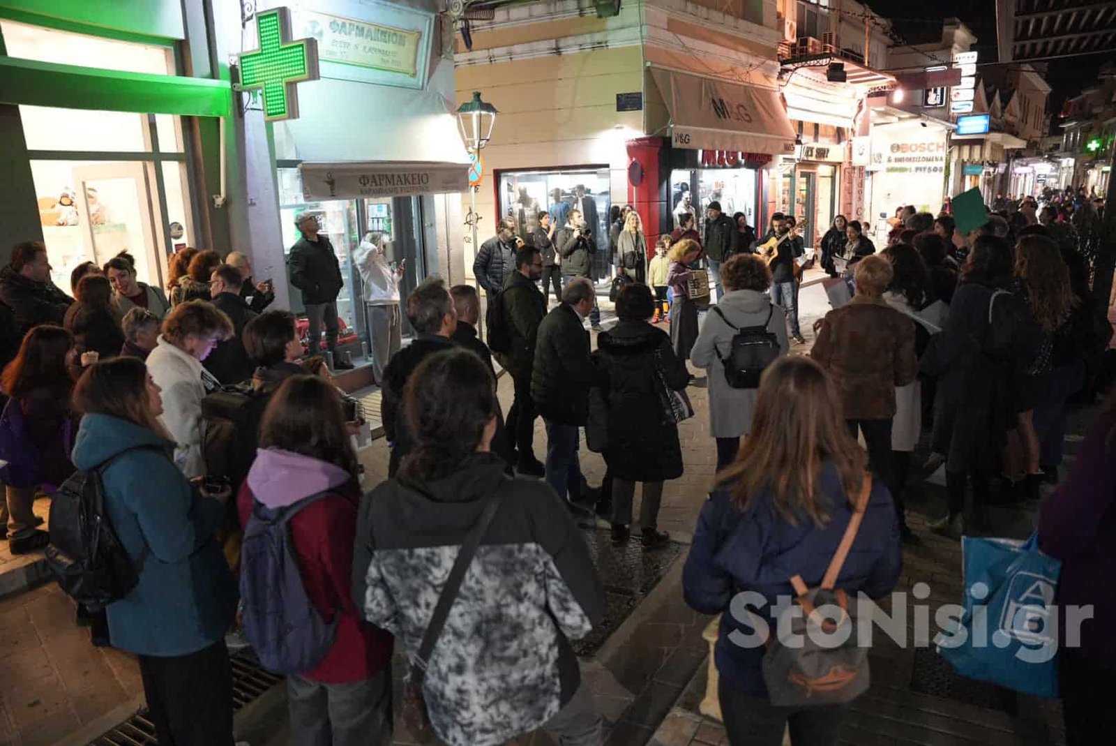 Μυτιλήνη: Χορωδία τραγουδά στους δρόμους της πόλης για τους διωκόμενους ...
